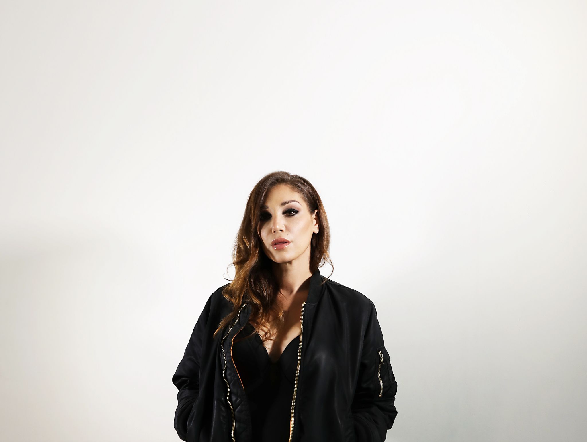 Simina Grigoriu celebra el 100° lanzamiento de Kuukou Records con ‘Iron ...